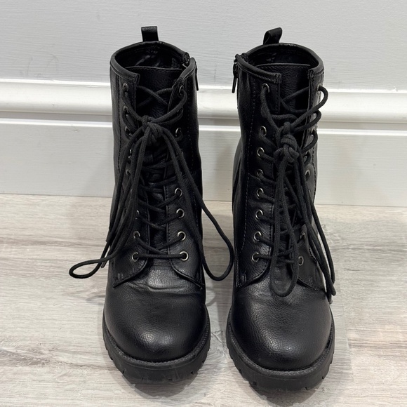 Zigi Soho | Shoes | Zigi Soho Black Lace Up Frontzip Up Inside Combat ...